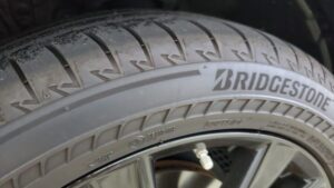 【洗車アイテム】愛車のお洒落は足元から！CAR PROのReTyreでタイヤの黒々さを取り戻す！ | maaz-blog