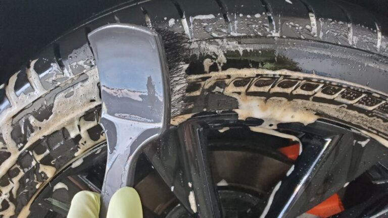 【洗車アイテム】愛車のお洒落は足元から！CAR PROのReTyreでタイヤの黒々さを取り戻す！ | maaz-blog